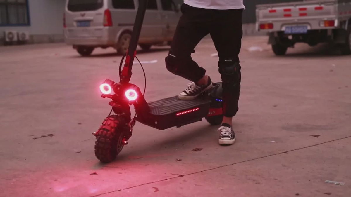 Una bestia de dos ruedas a un precio único: este patinete viene con ...