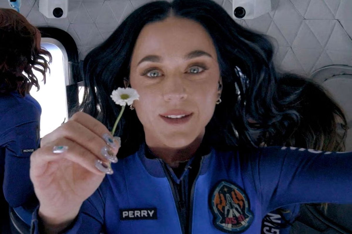 Katy Perry viajó al espacio con la empresa de Jeff Bezos. Ahora se ...