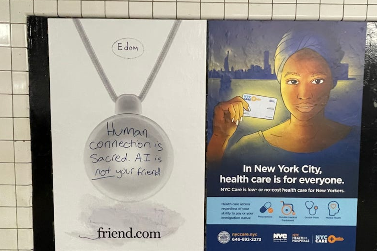 El colgante de IA “Friend” sufre una campaña de vandalización en Nueva York